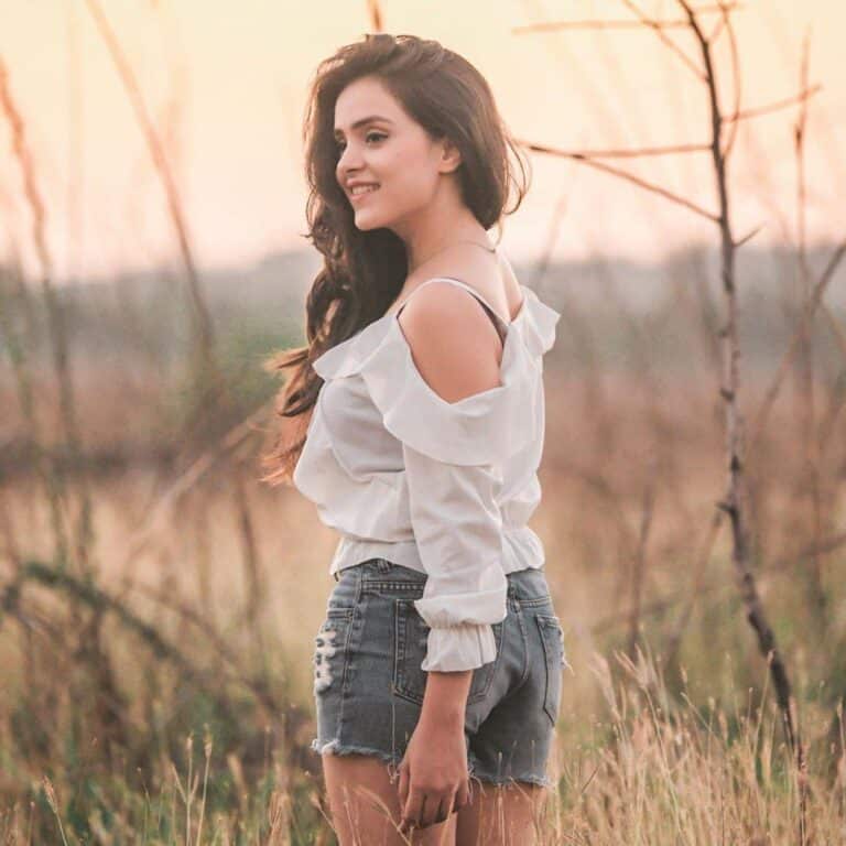 Simran Dhanwani - Age, Bio, Net Worth, Boyfriend, Family & more